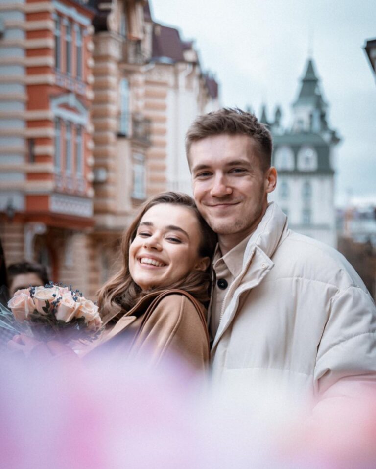 Бежеві костюми і гості онлайн: актори Єгор Козлов і Юлія Буйновська влаштували стильне весілля ...