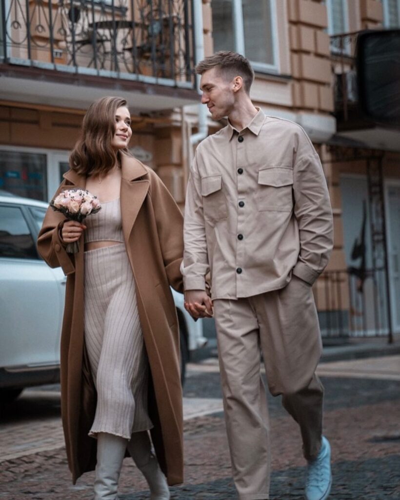 Бежеві костюми і гості онлайн: актори Єгор Козлов і Юлія Буйновська влаштували стильне весілля ...