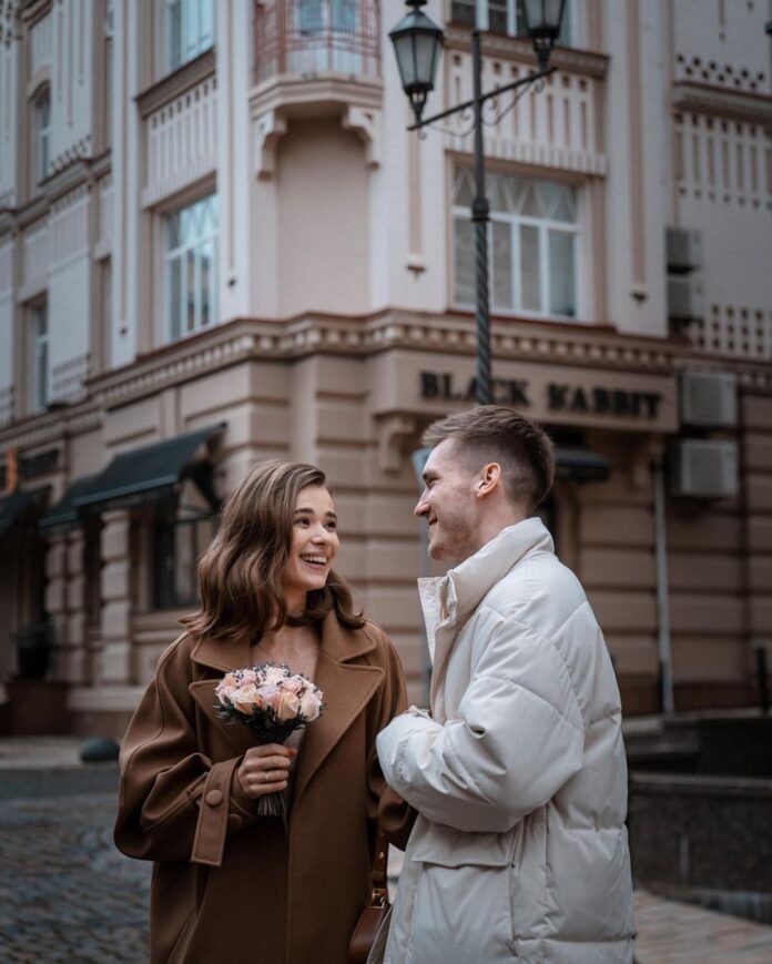 Бежеві костюми і гості онлайн: актори Єгор Козлов і Юлія Буйновська влаштували стильне весілля ...