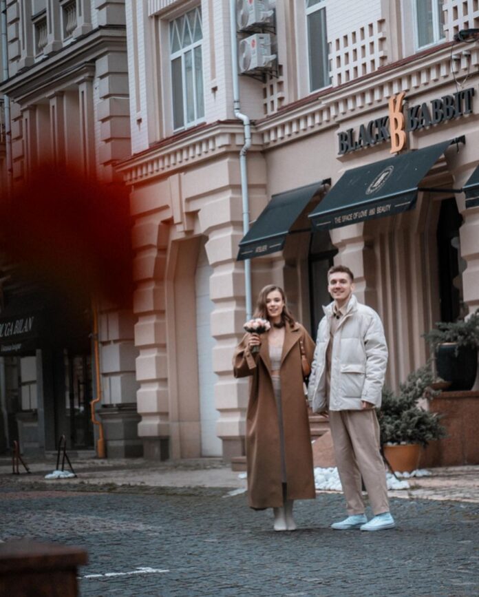 Бежеві костюми і гості онлайн: актори Єгор Козлов і Юлія Буйновська влаштували стильне весілля ...