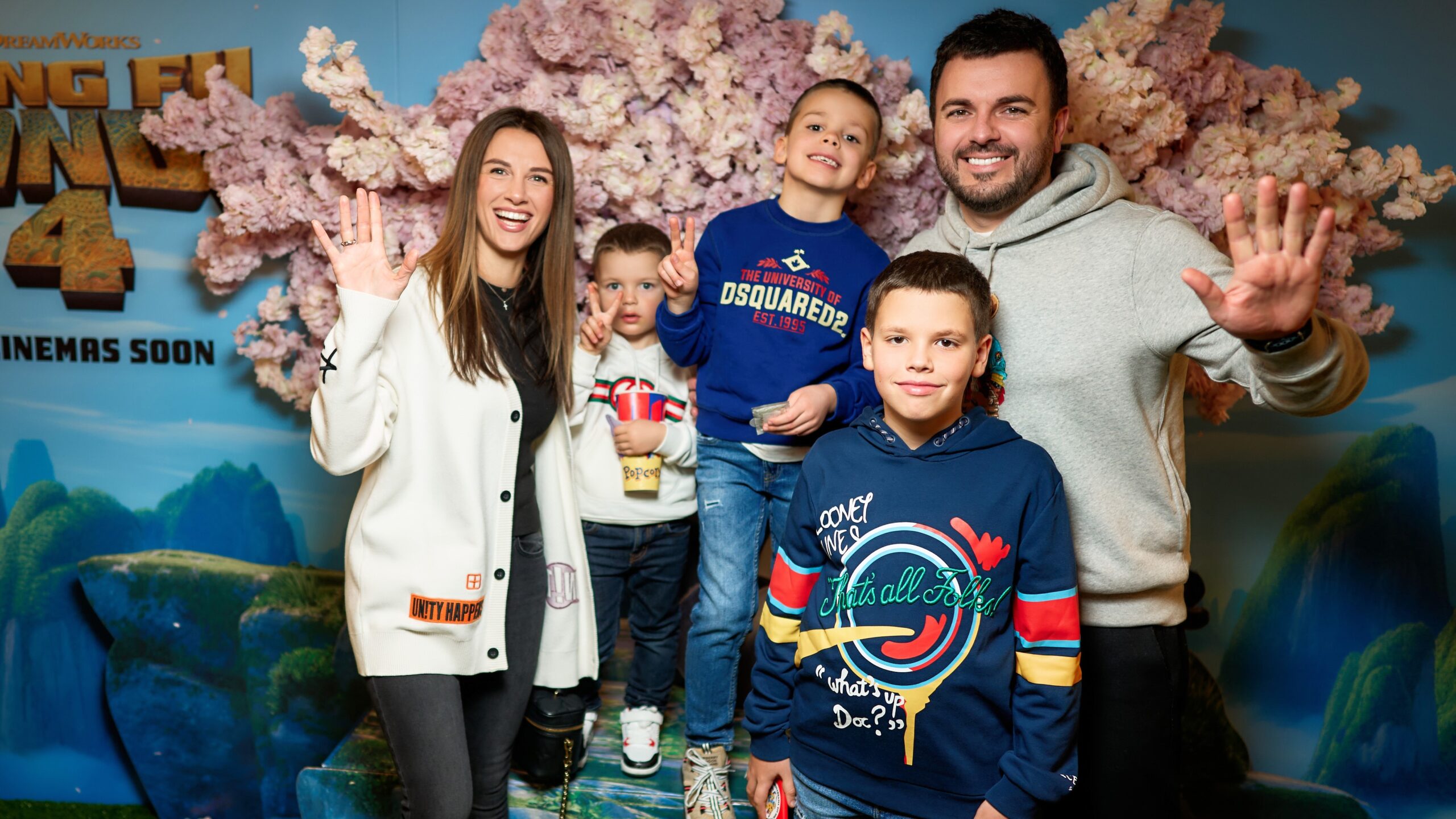 Григорій Решетник та інші зірки з дітьми на прем'єрі "Панди Кунг-Фу 4 ...